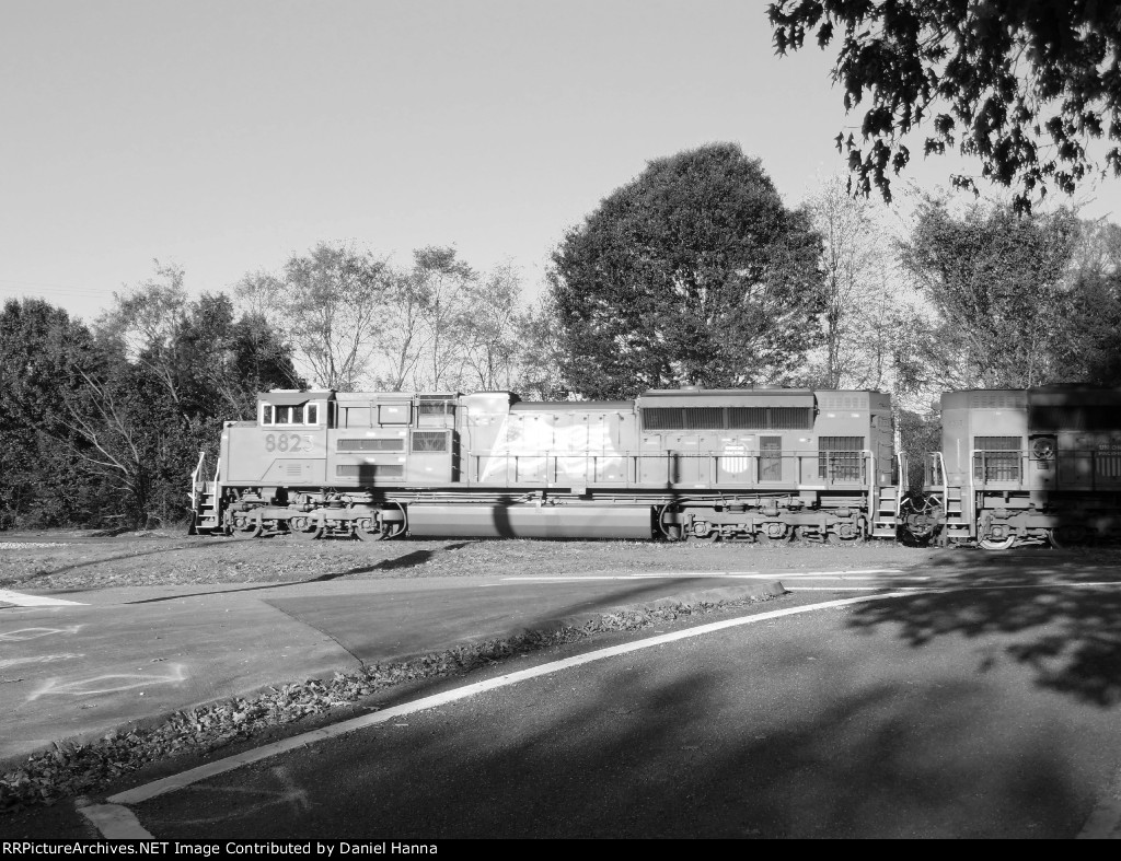 UP 8823 leads NS 391